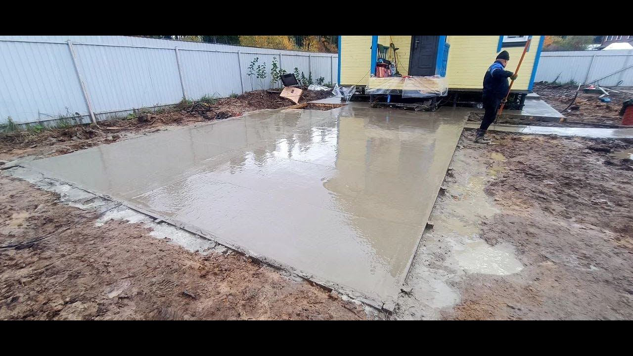 Показываю устройство парковки, площадки и отмостки на участке,  армирование, бетонирование.