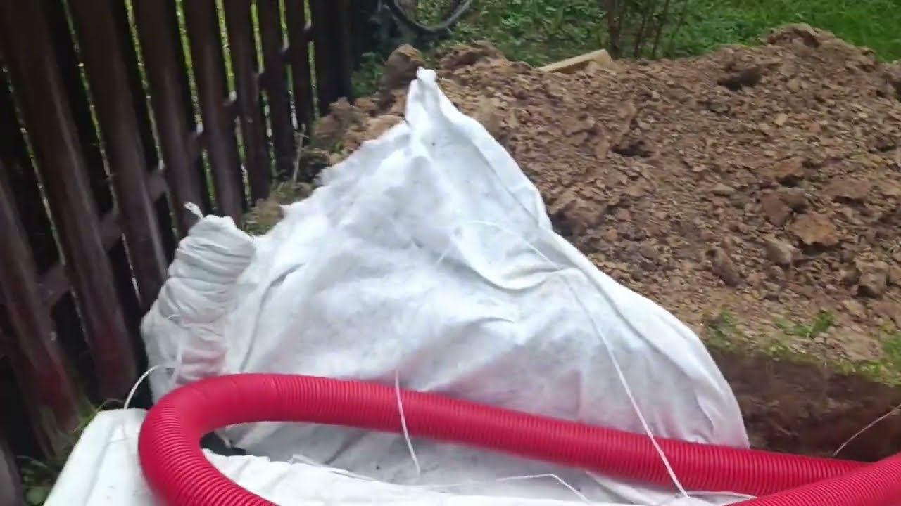 Устройство дренажа по участку с выводом в гофрированную трубу на входе.