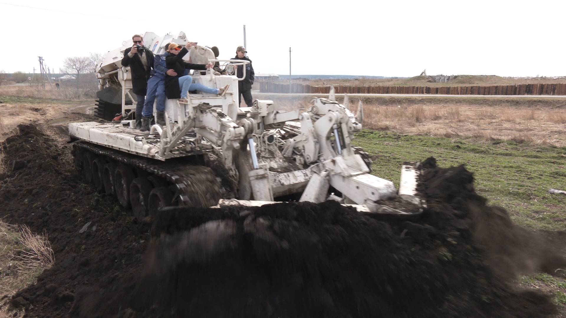 От угрозы пожаров Курган защищает машина, созданная на основе танка