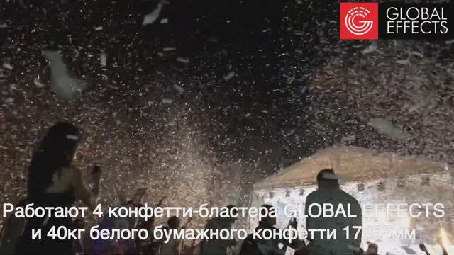 Конфетти-бластеры и белое бумажное конфетти на улице