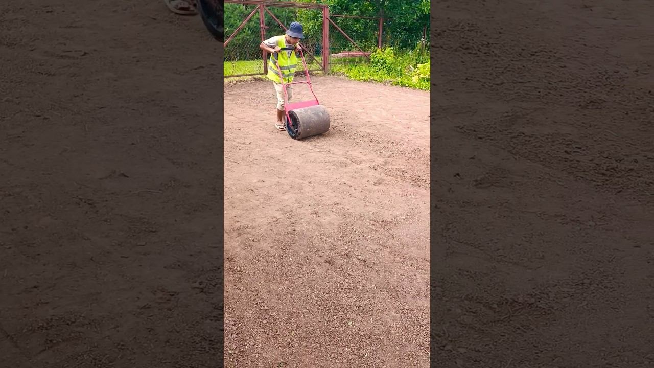 Подготовка участка к посеву газона. Уплотнение катком.