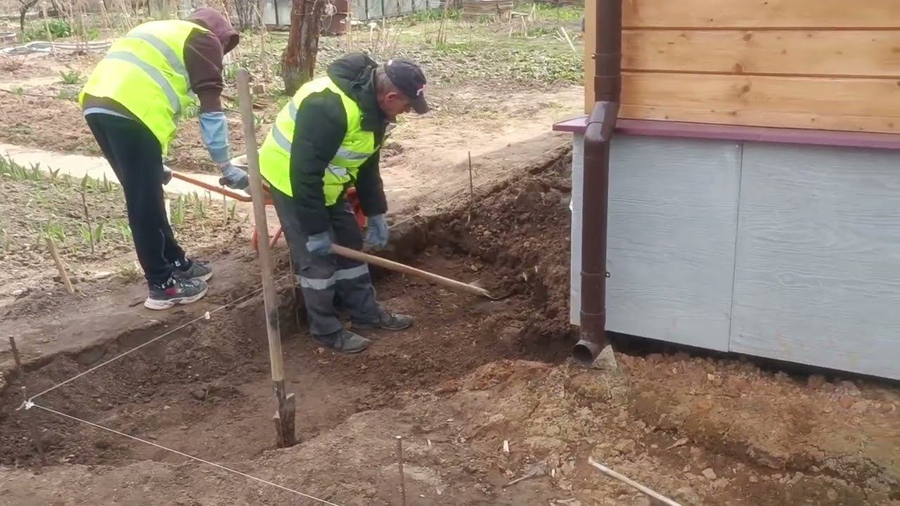 Устройство отмостки на участке, монтаж ливневой канализации и дренажа.