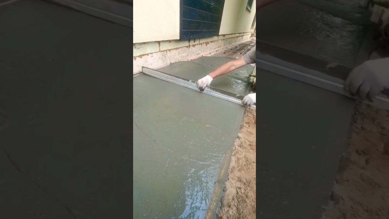 Заливаем отмостку бетоном. Выглаживаем.