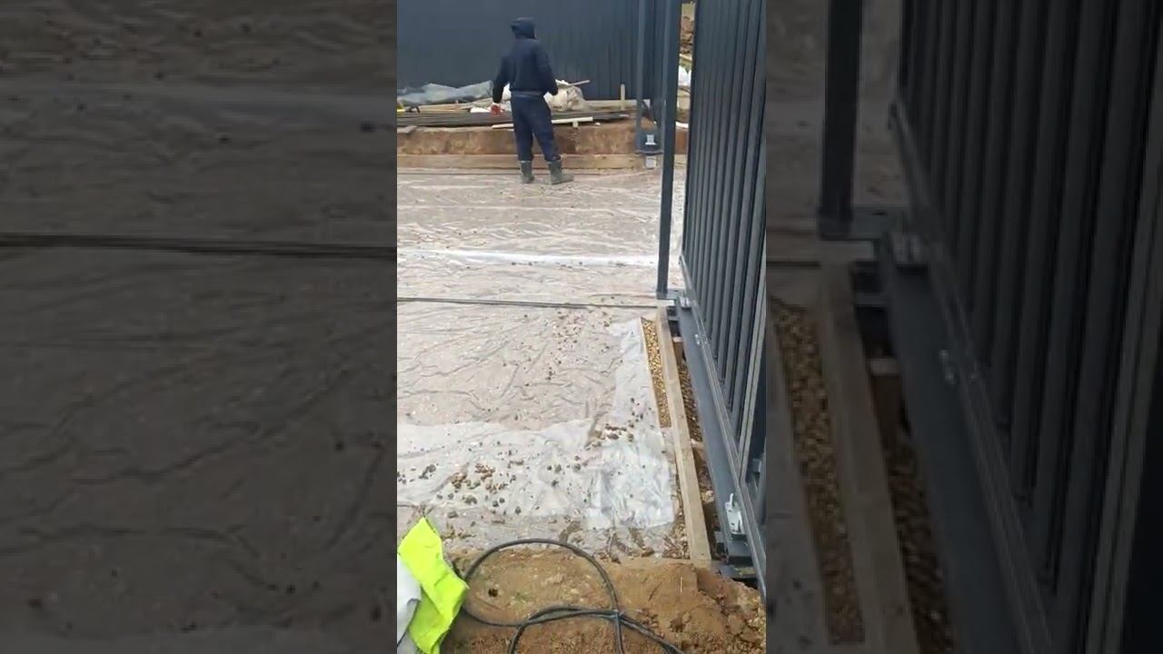 Подготовка основания парковки и дорожки перед бетоном.