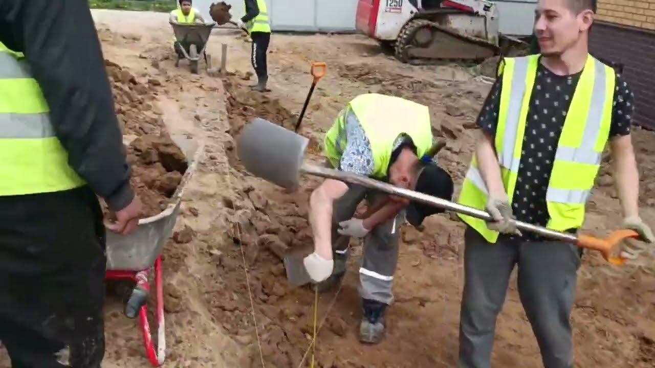 3й день работы на объекте, готовим парковку под засыпку песка и щебня.