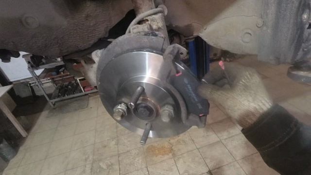 AUDI. 80. Замена дисков тормозных передних и колодок.