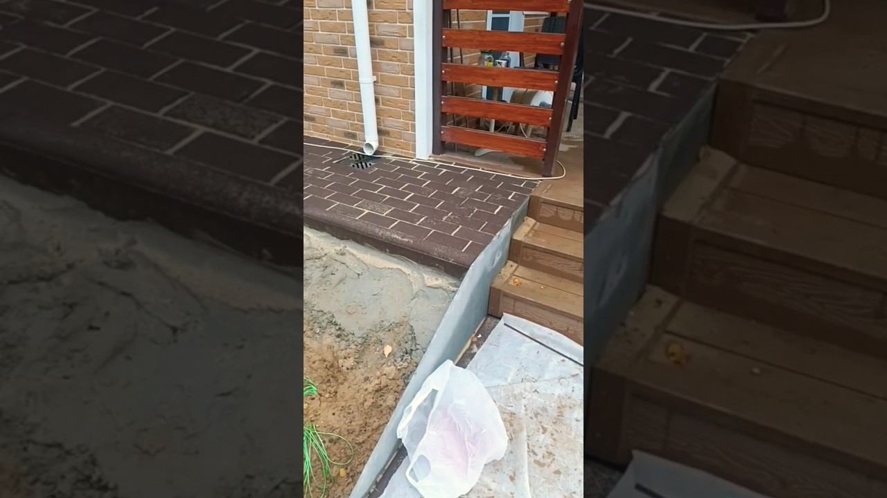 Мощение плитки на участке.