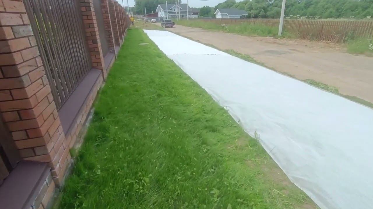 Реанимируем газон агроволокном