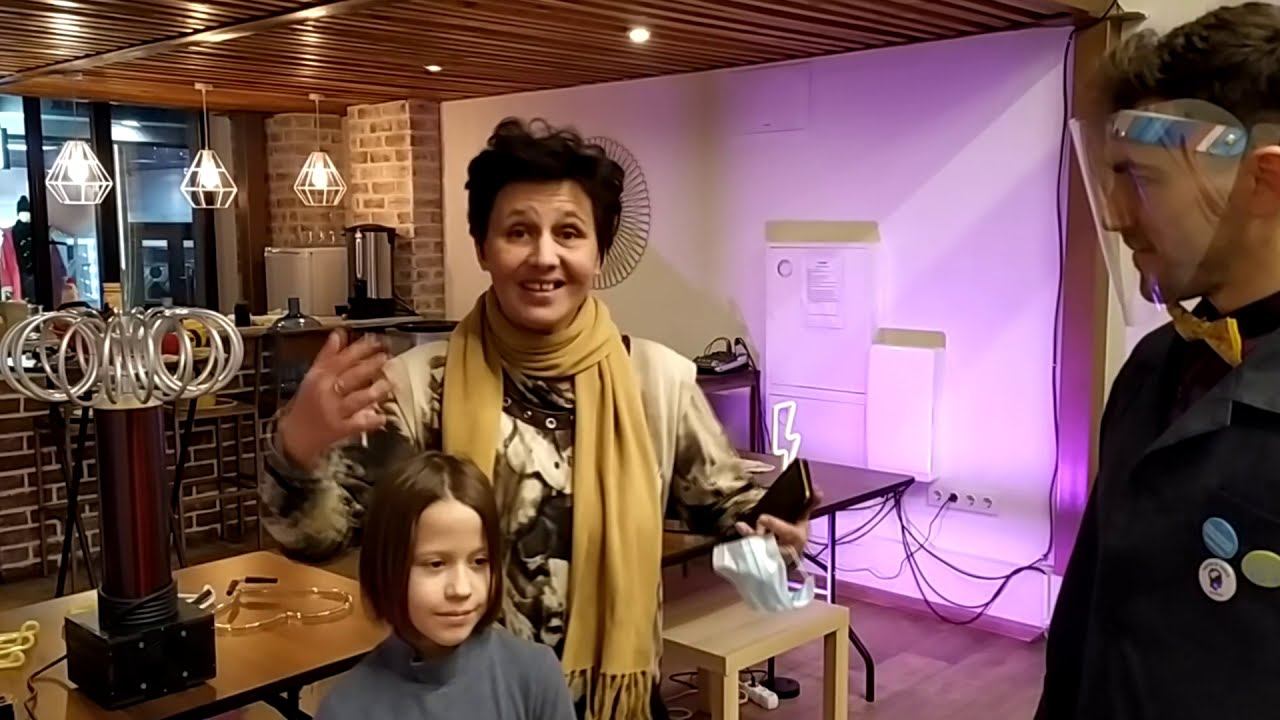 Дайте я вас обниму! Бабушка под впечатлением от научной ёлки Доктор Хайп