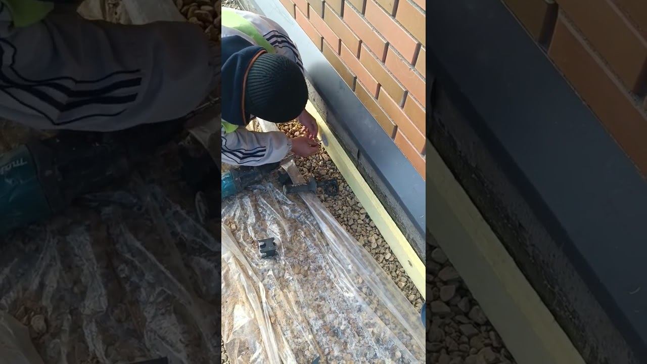 Монтаж демферного шва на цоколь будущей отмостки вокруг дома.