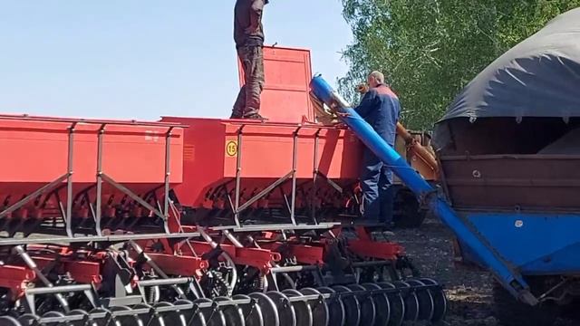 Сеялка ТехСпецКомплект СКП-3Д, загрузка