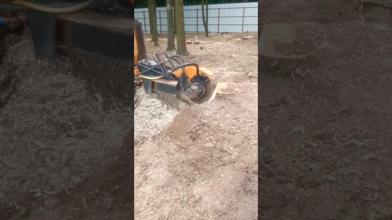 Фрезерный измельчитель пней на пульте управления