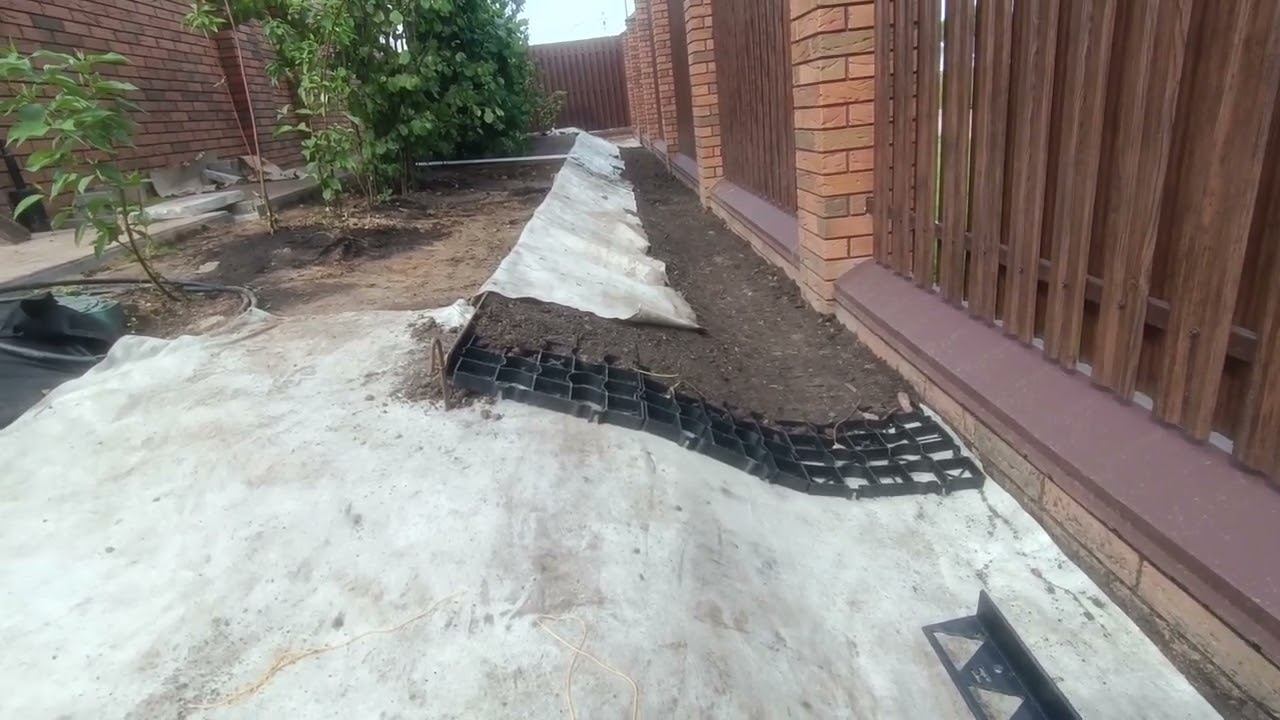 Как я сделал откос на участке и укрепил газонной решеткой