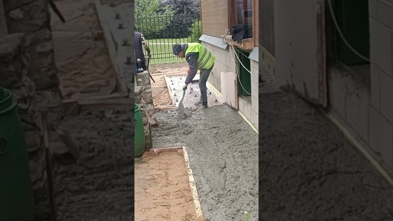 Распределение бетонной смеси, выглаживание ручной гладилкой