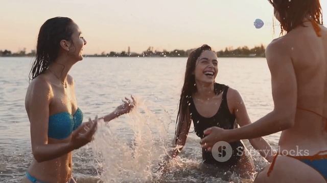 Девушки идут по пляжу: анимация