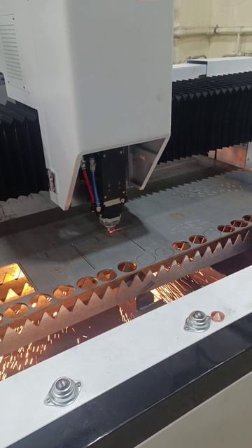 Резка металла на оптоволоконном станке для резки металла XTC-1530H/3000 Raycus