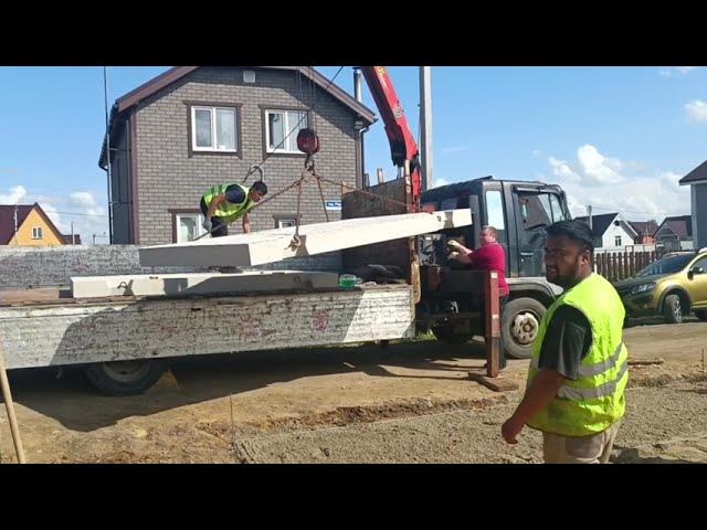 Монтаж плит на въезд на участок манипулятором.