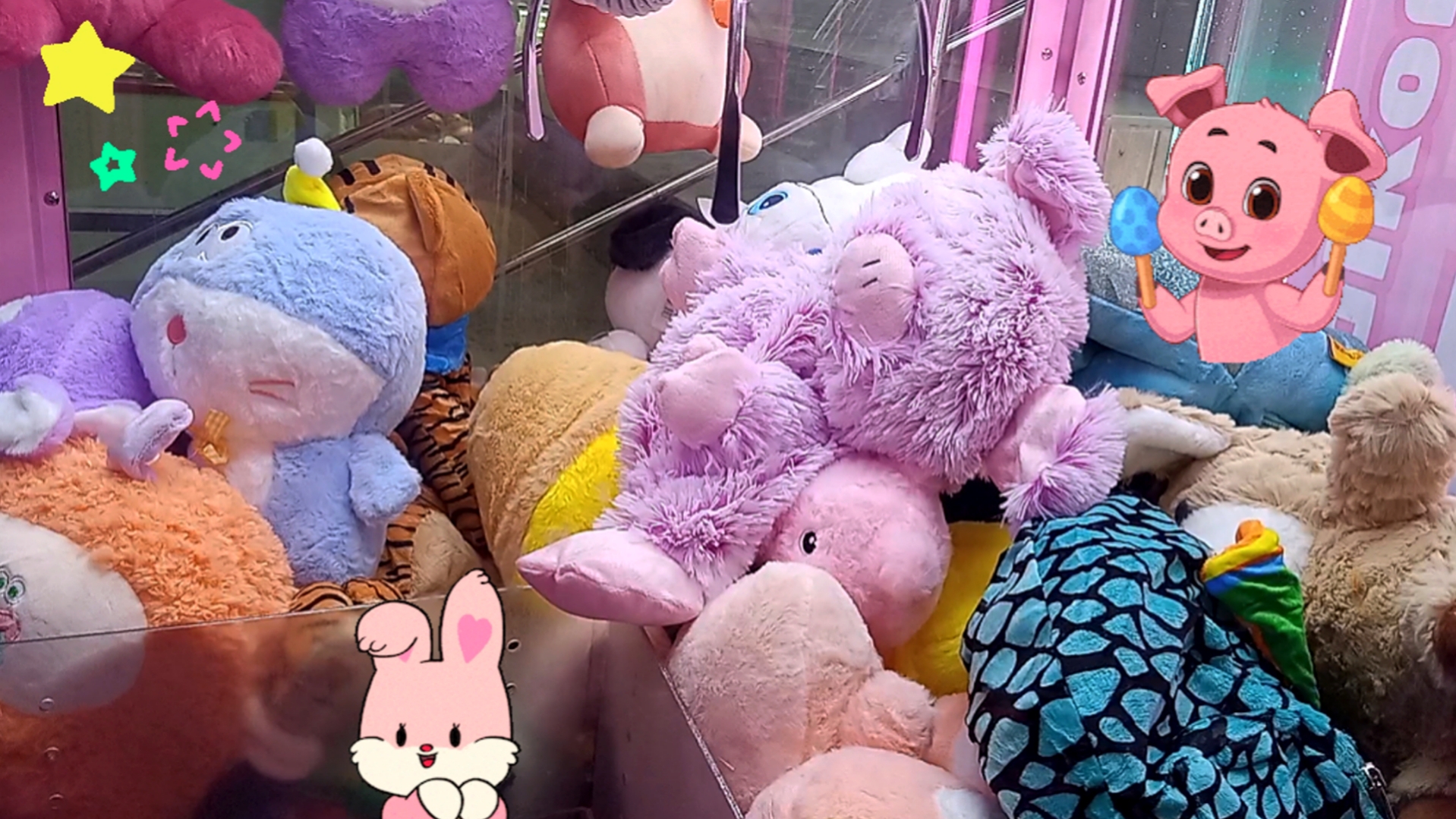 Достали много отличных игрушек из автомата Хватайка.