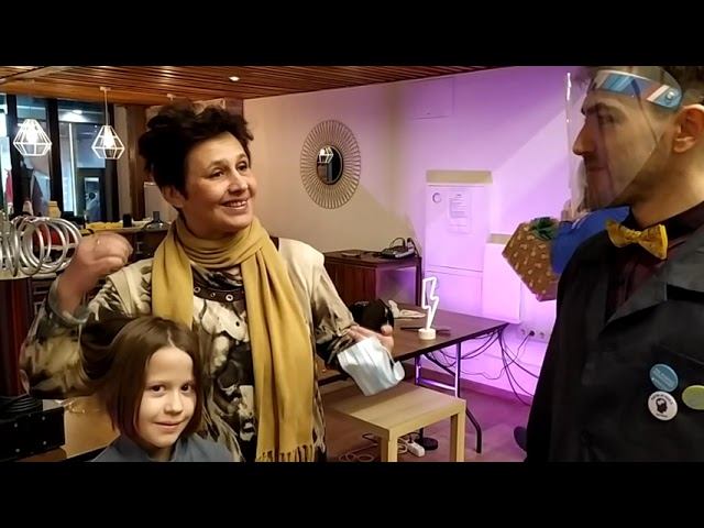 Ребятишек зажигаете! Взрослых зажигаете! Бабушка под впечатлением от научного шоу «Доктор Хайп»