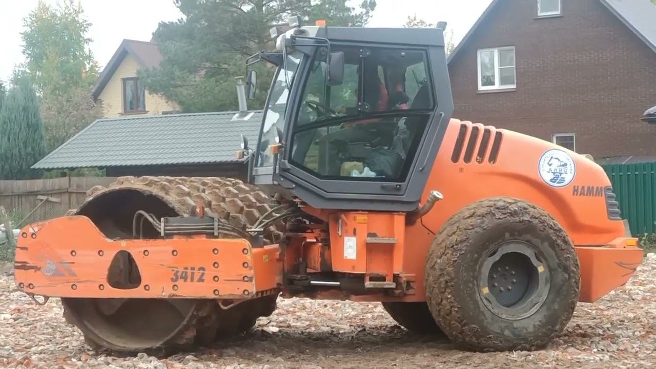 Уплотнение насыпи катком с кулачковым вальцом.