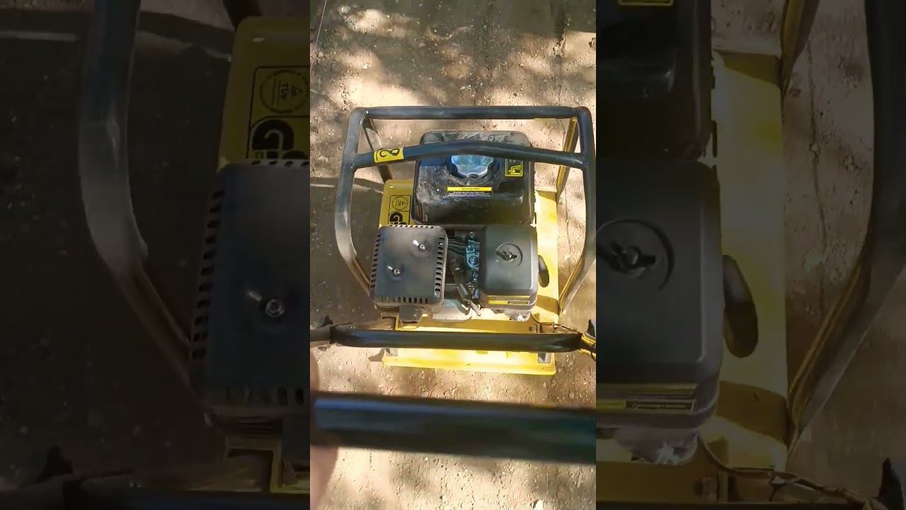 Уплотнение песчаного основания виброплитой.