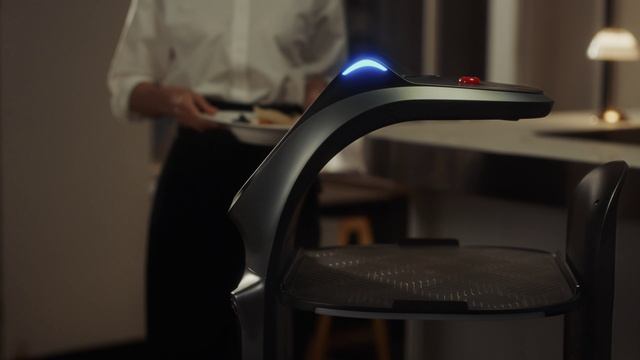 Bella Bot PRO робот официант промоутер с экраном для трансляции рекламы