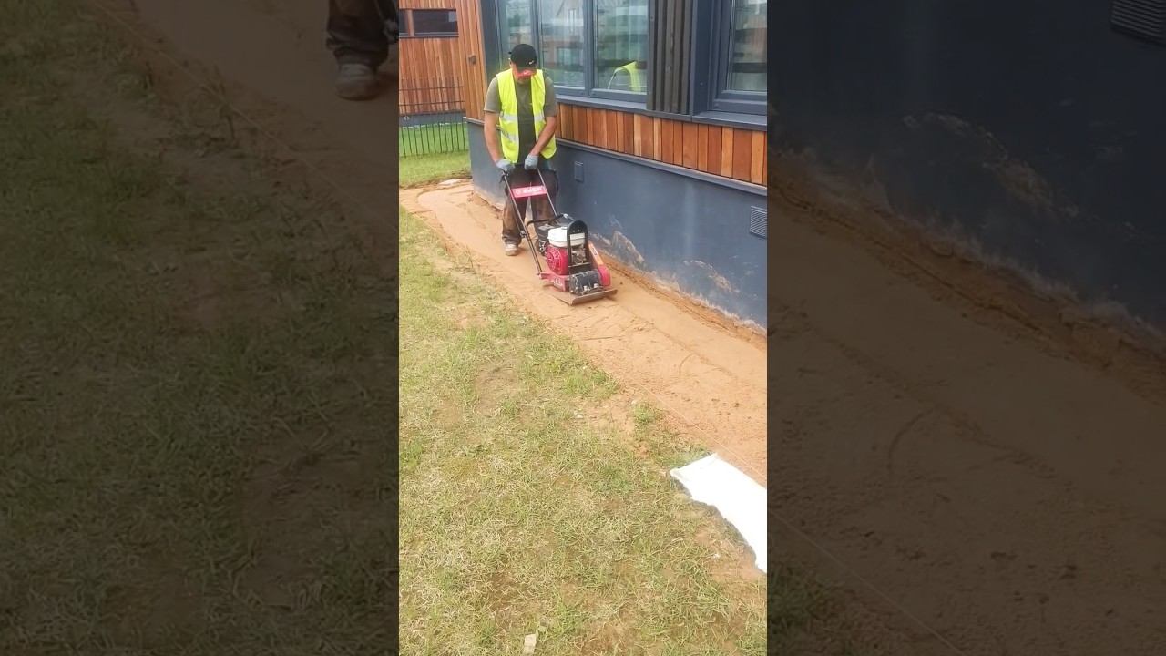 Устройство парковки и отмостки на участке.