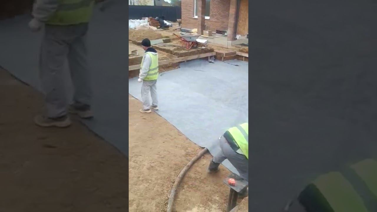 Подготовка основания парковки к заливке бетона.