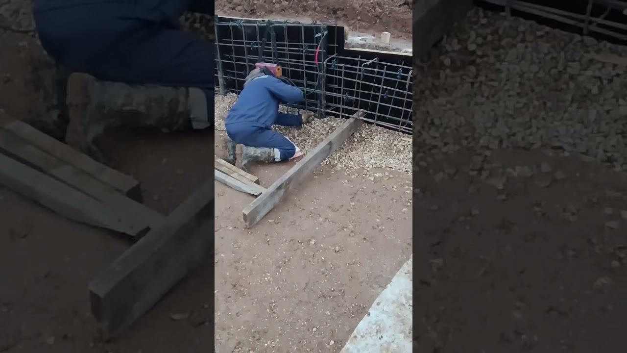 Подготовка к заливке бетоном подпорной стенки, установка щитов, раскрепляем опалубку.