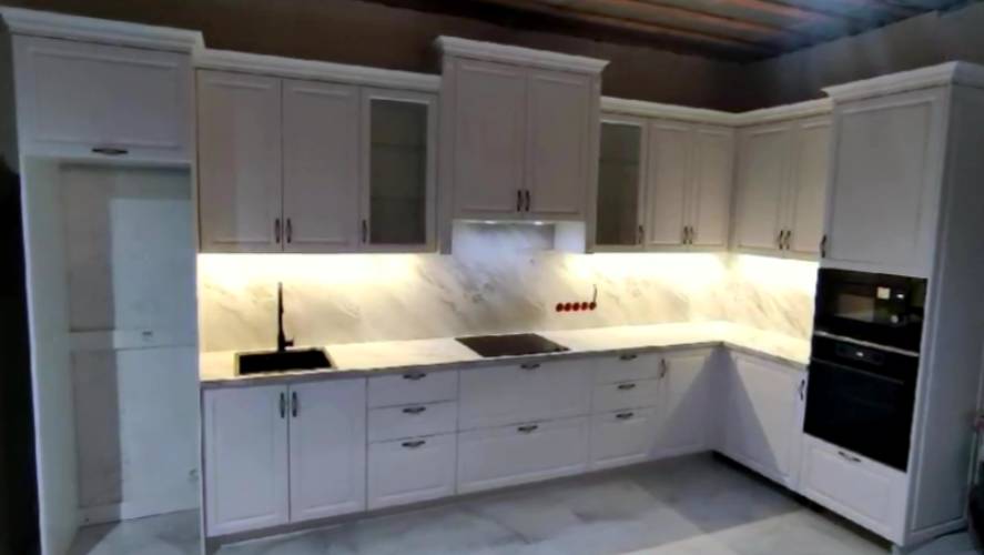 Обзор белой кухни в классическом стиле