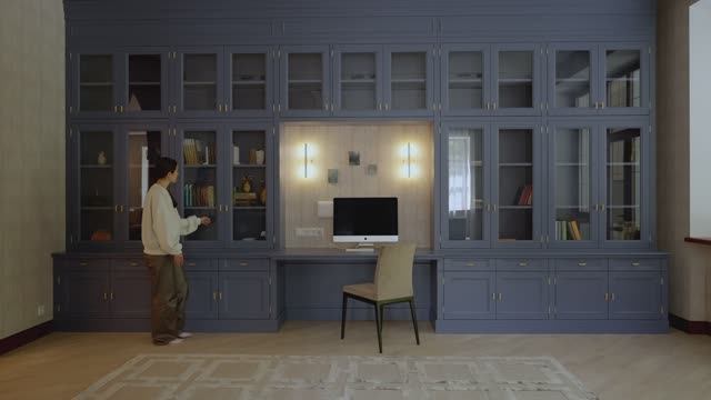 Книжный шкаф