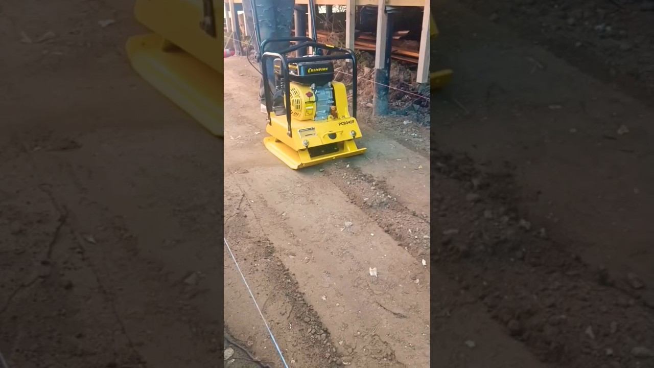 Уплотнение песчаного основания виброплитой.