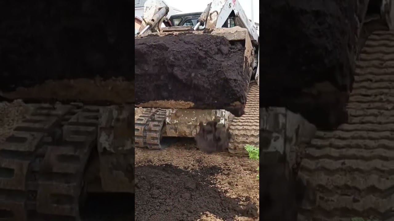 Отсыпка плодородного грунта под газон.