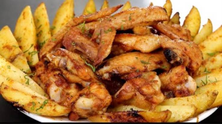 Куриные крылышки с картофелем в духовке