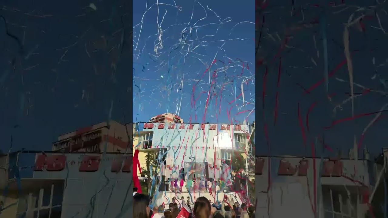 Залп стадионного серпантина триколор