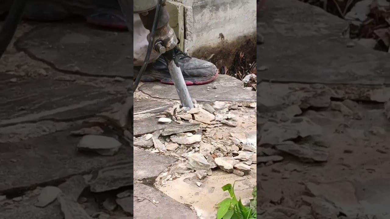 Демонтаж старого основания отмостки.