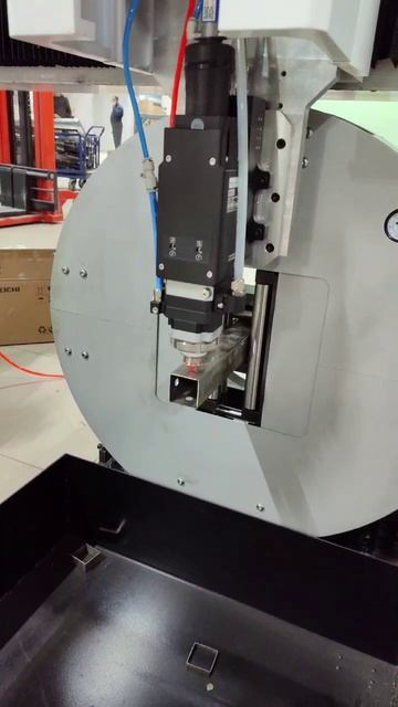 Резка труб на оптоволоконном лазерном станке для резки листов и труб XTC-1530HT/3000 Raycus