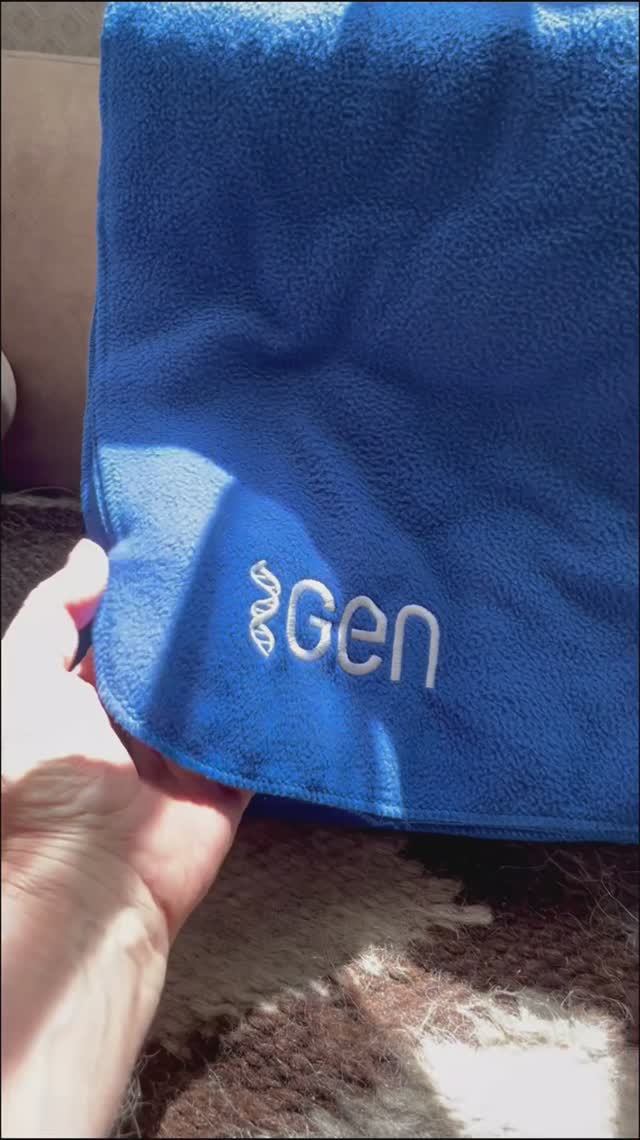 Плед с логотипом, приятный во всех отношениях…