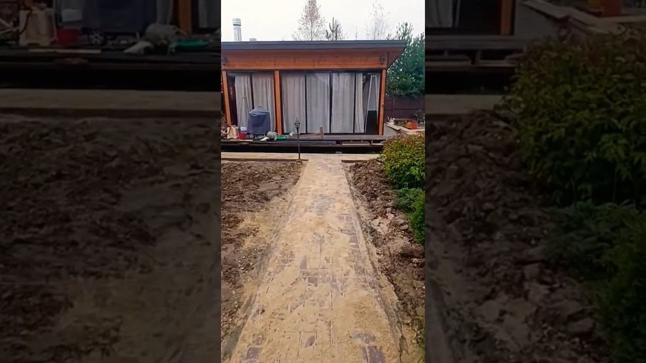 Мощение плитки на участке.