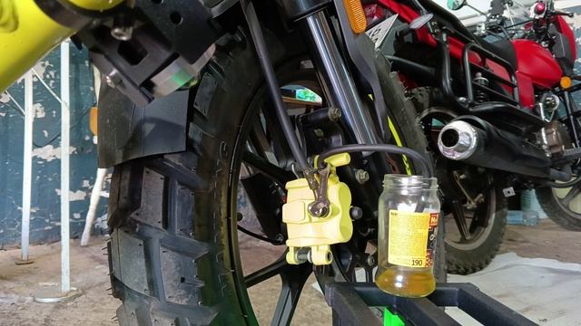 DUKE 300, прокачка переднего тормоза.