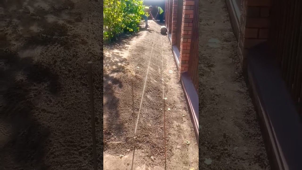 Устройство откоса, укрепление газонной решеткой.