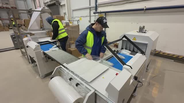 Упаковка продукции для маркетплейсов Wildberries в ВПП и ПОФ на Полуавтомате Smipack FP560A+T450