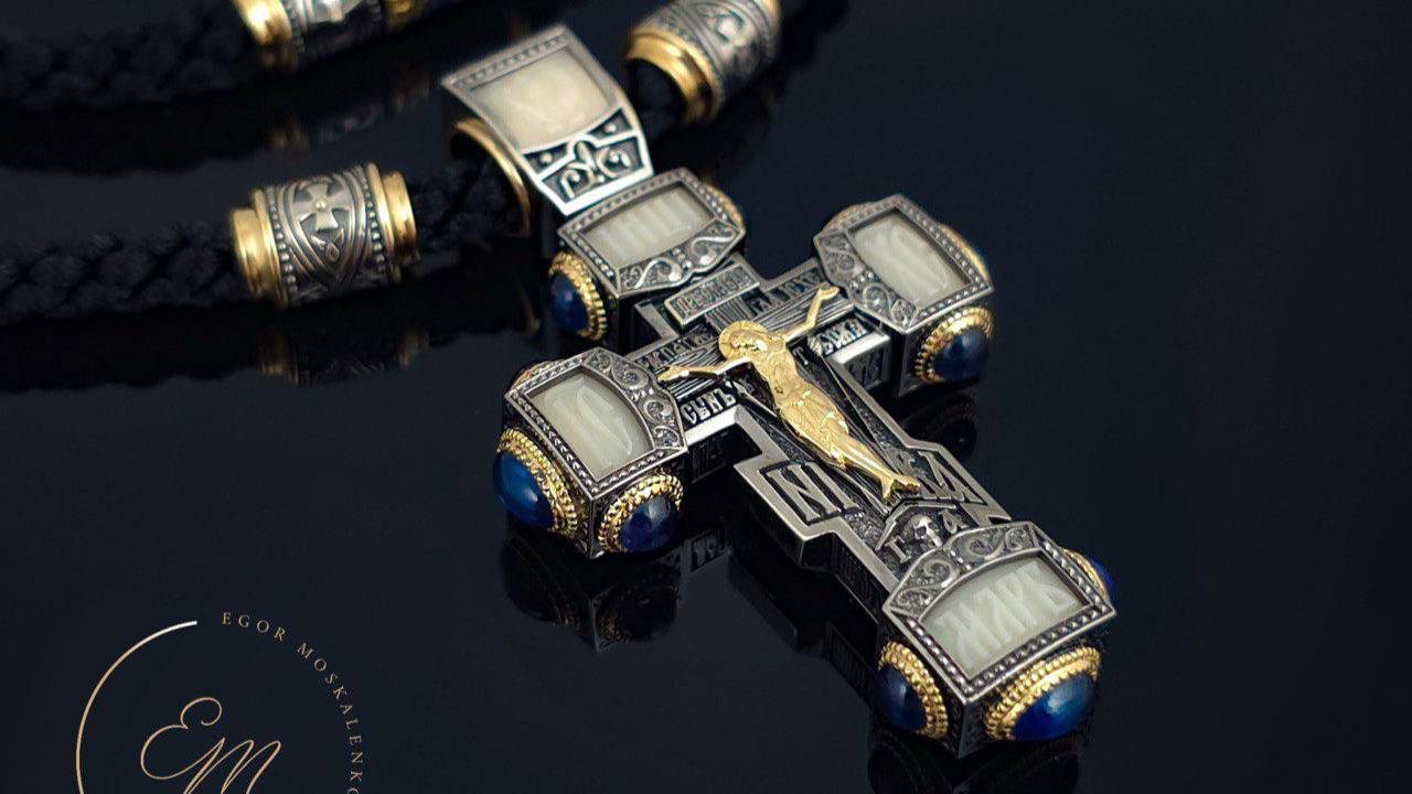 Золотой византийский нательный крест с сапфирами и гайтаном