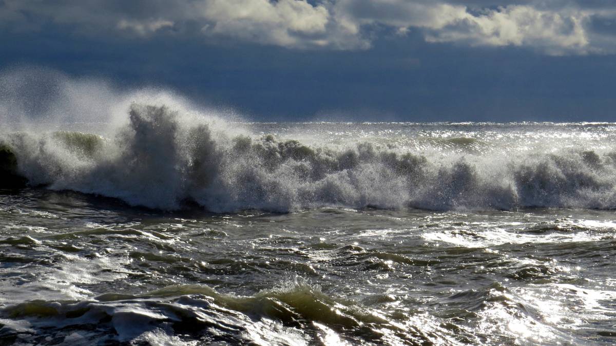 Шторм в бухте Капсель . Апрель