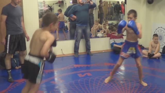 БОКС ДЕТИ КРАСИВЫЙ МОЩНЫЙ БОЙ БЕЗ ШЛЕМА.