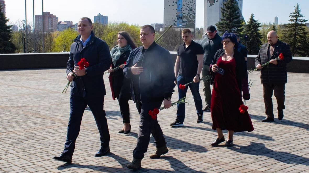 Сергей Прокопенко и гости Республики возложили цветы к монументу "Твоим Освободителям, Донбасс"