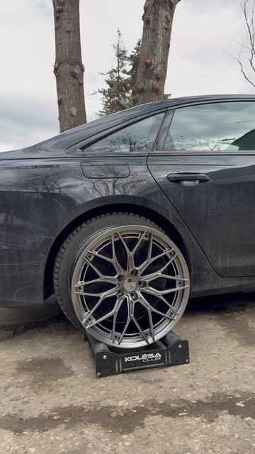 Audi A6 на примерке дисков в 20-ом диаметре