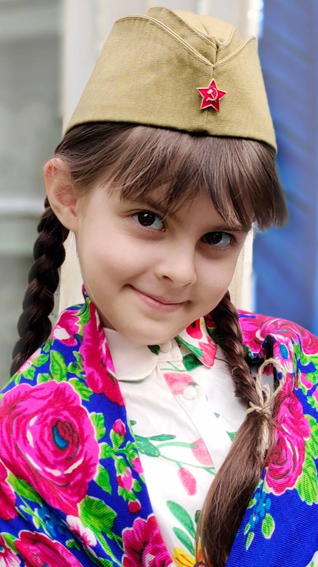 Песни военных лет - "Огонёк" (...На позиции девушка провожала бойца...) поет Ариана Гаязова