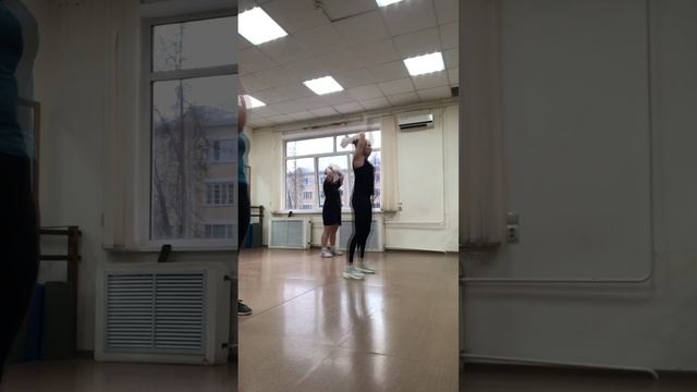 Силовая тренировка с гантелями по 2 кг.! Все тело, акцент на верх тела! Фрагмент.