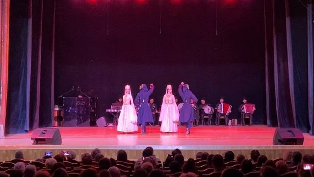 Фрагменты концерта ансамбля танца республики Адыгея "Нальмэс". Алатырь 2025